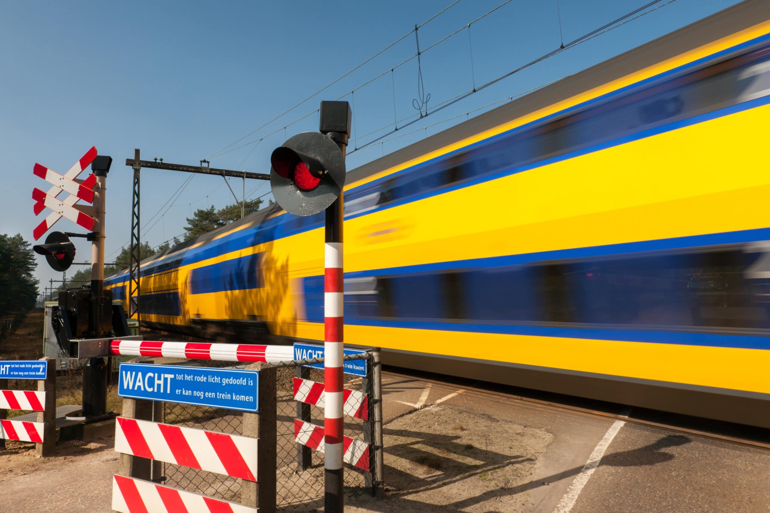 Matrixborden bij overweg Winsum: middel en kwaal - www.intergo.nl